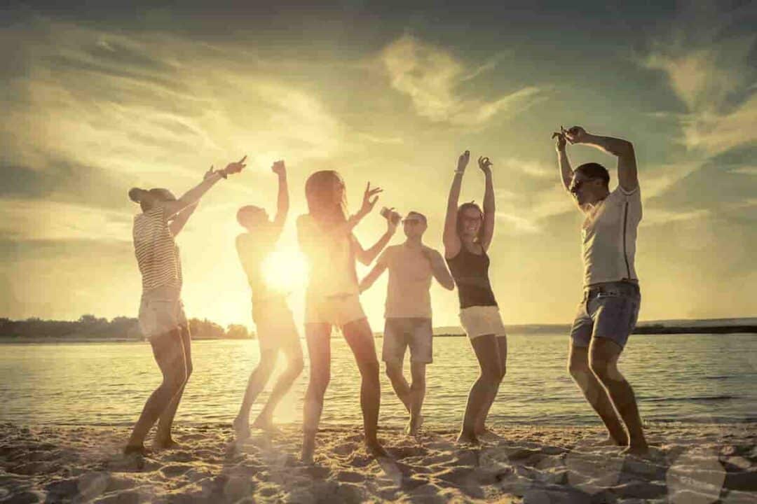 How To Have Fun At The Beach: 31 Fun Activities To Enjoy On The Beach [Sports, Water, Sand ...