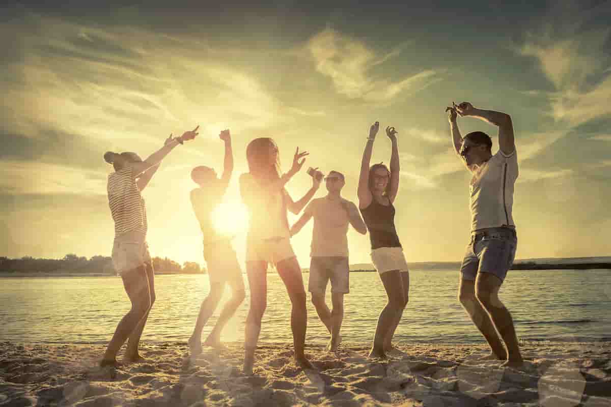 How To Have Fun At The Beach: 31 Fun Activities To Enjoy On The Beach ...